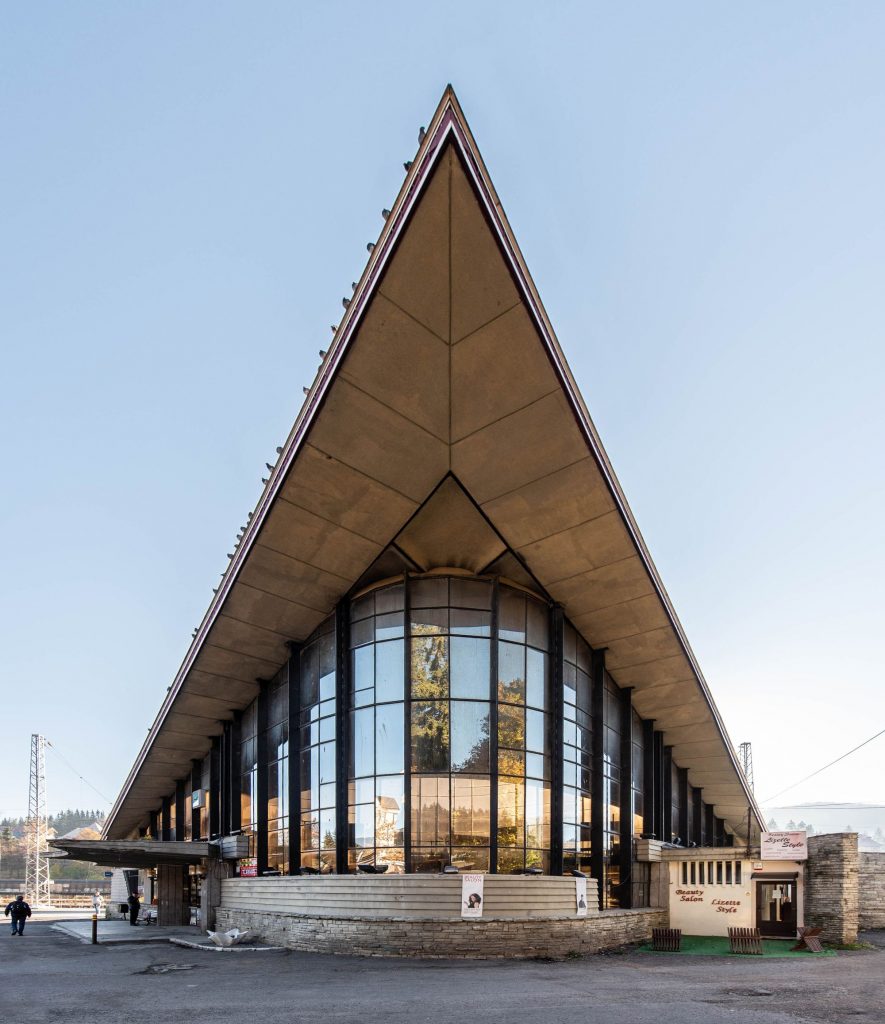 Fotoreportaj: Marius Vasile / Gara de călători Predeal (1967-1968) - e ...